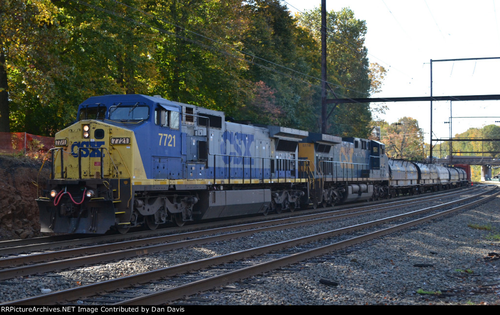 CSX C40-8W 7721 leads Q300-20